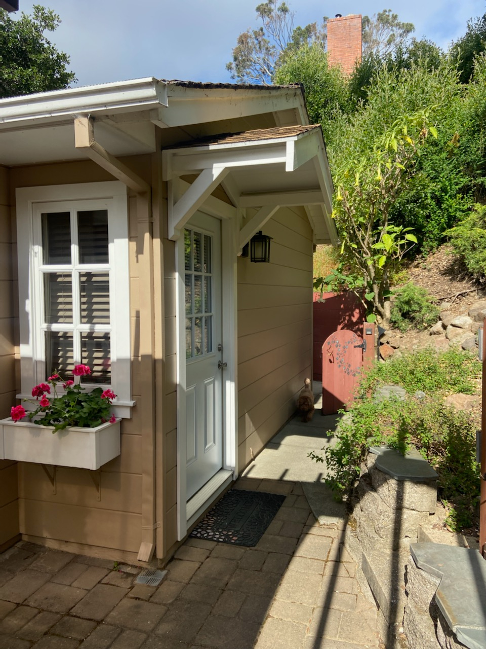 Lovely 1 person studio unit. Private entrance, bathroom, convenience ...