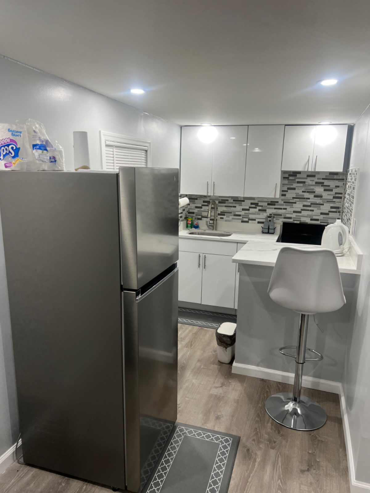 Modern style furnish studio apartment in quiet neighborhood | Furnished ...