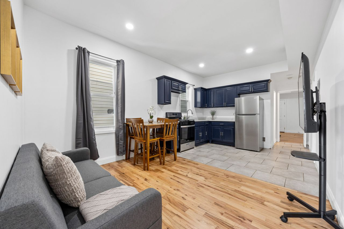 Fully Furnished Room in Cozy Modern Apartment